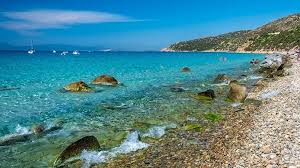 Spiaggia con sassi vicino a me